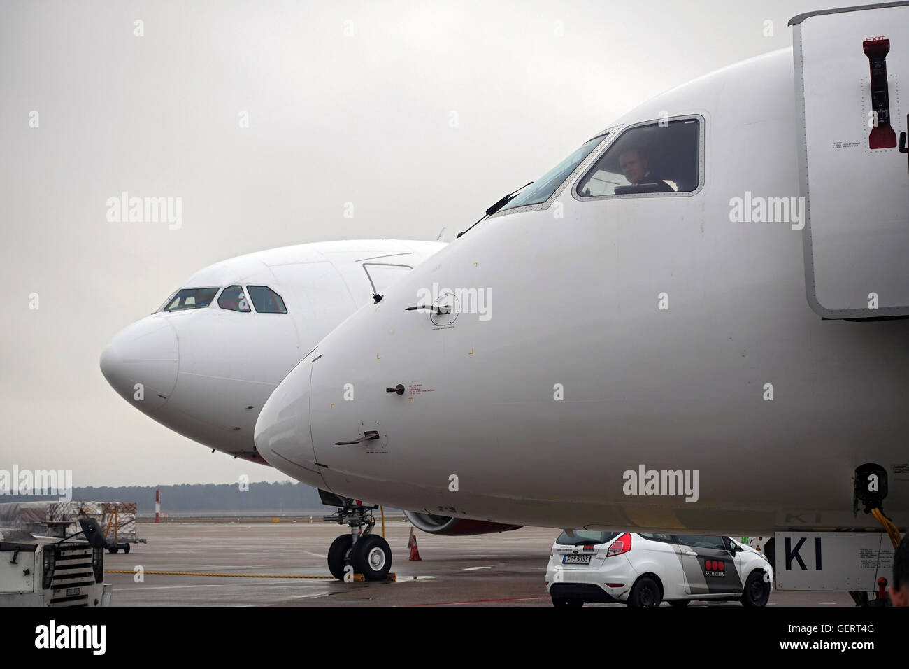 Pilot cockpit outside hi-res stock photography and images - Alamy