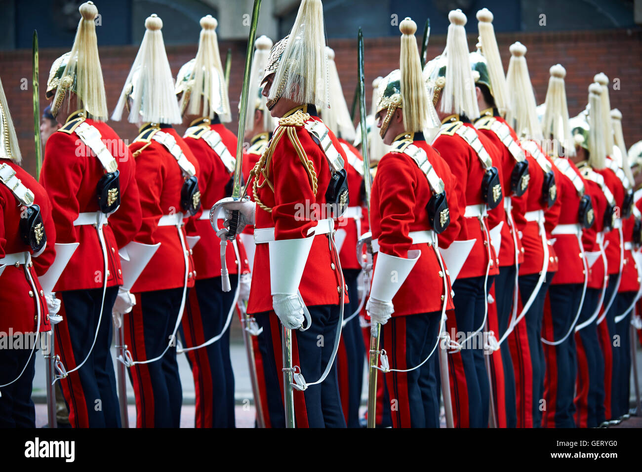 British army soldiers standing attention hi-res stock photography and ...