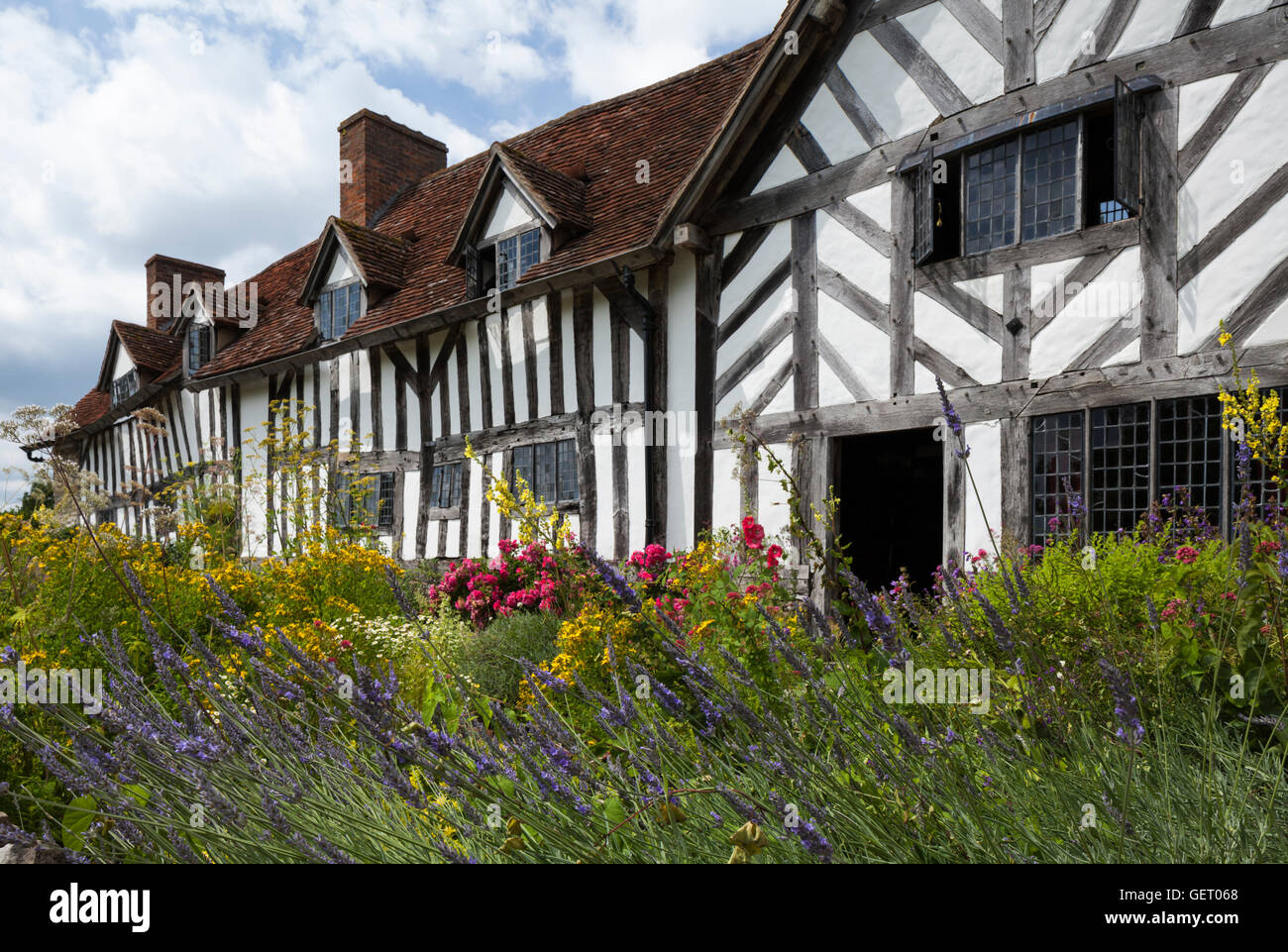 Tudor farmhouse and garden at Mary Arden's Farm in Wilmcote Stock Photo ...