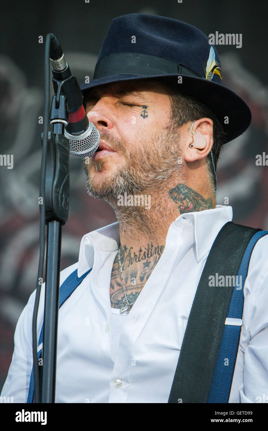 Jonny wickersham of social distortion hi-res stock photography and ...