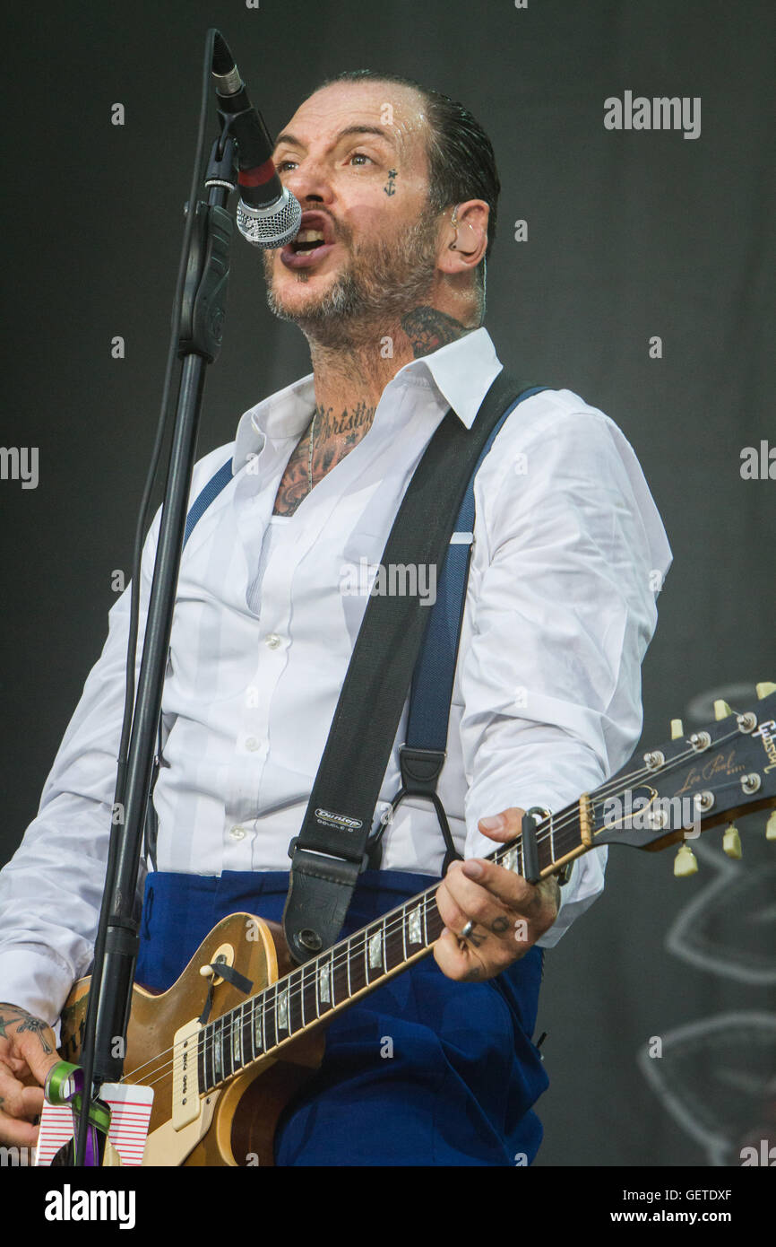 Jonny wickersham of social distortion hi-res stock photography and ...