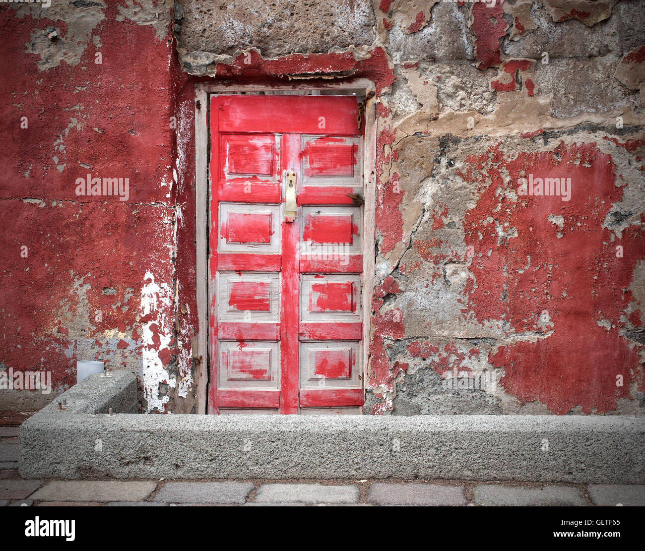 Red wall red door hi-res stock photography and images - Alamy