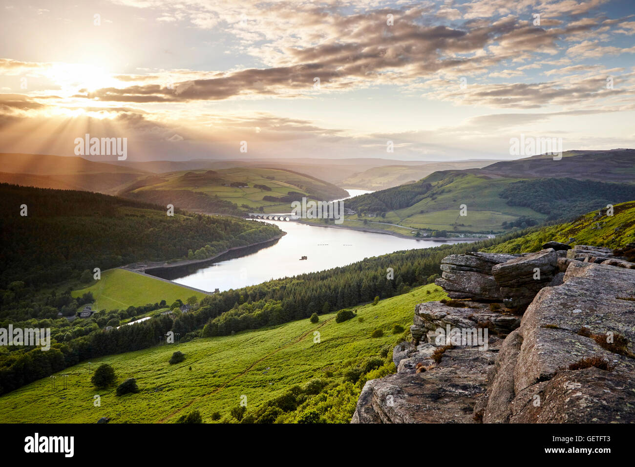 Ladybower Reservoir at sunset from Bamford Edge in the Peak District ...