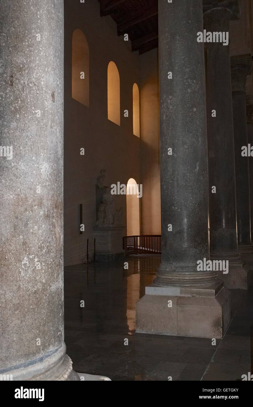 Grey columns hi-res stock photography and images - Alamy