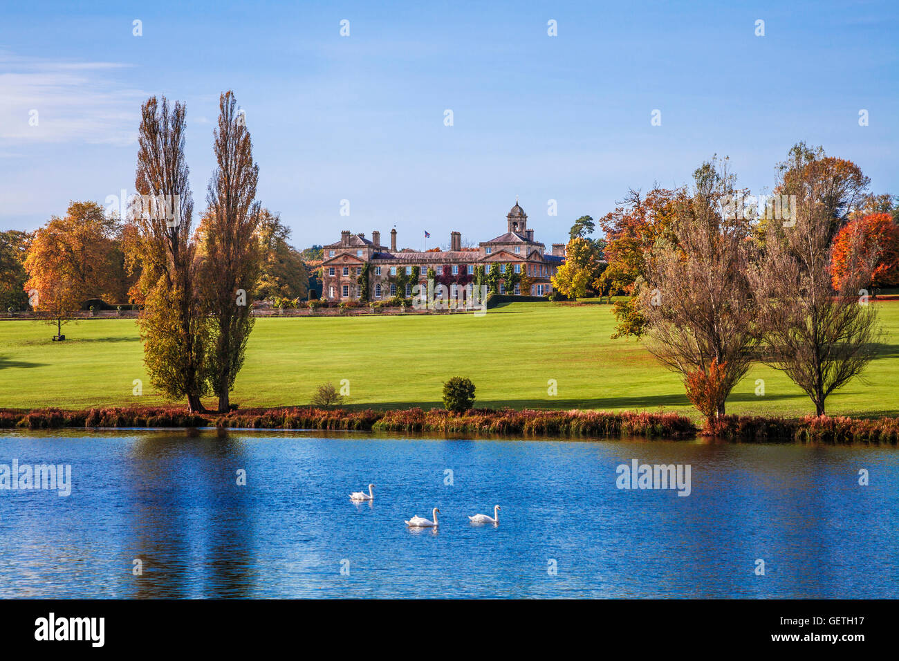 Bowood house lake hi-res stock photography and images - Alamy