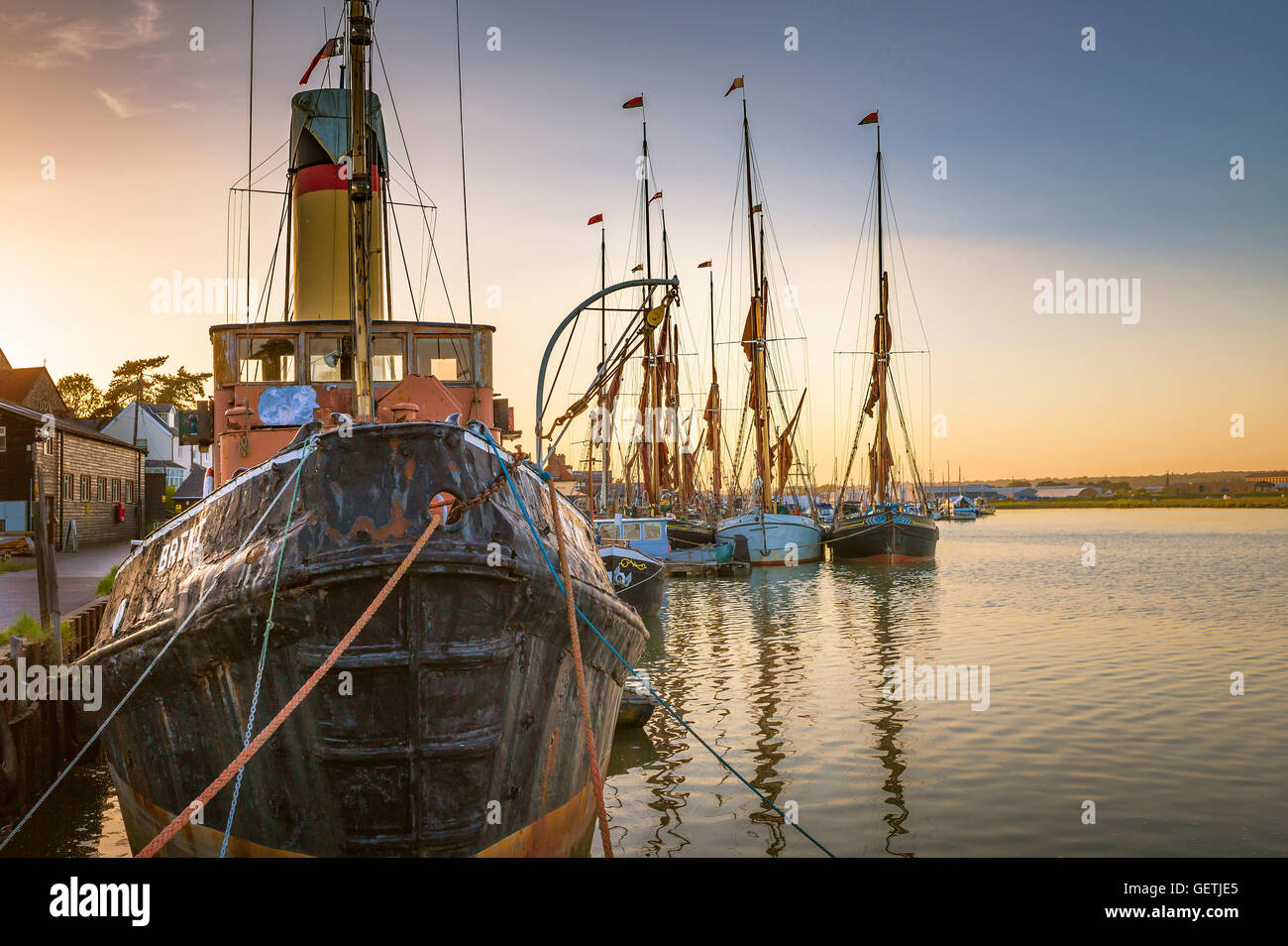 Steam tug "Brent" with Thames sailing barges in Maldon harbour Stock ...