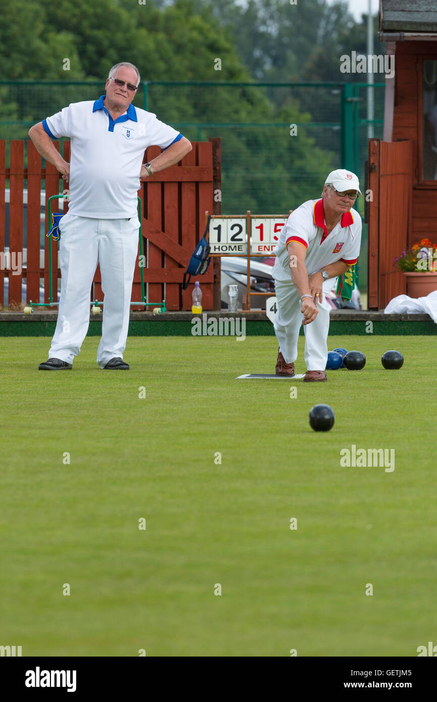 Seniors playing bowls hi-res stock photography and images - Alamy