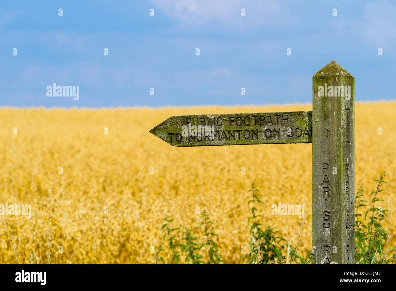 Public footpath sign in rural Leicestershire Stock Photo - Alamy