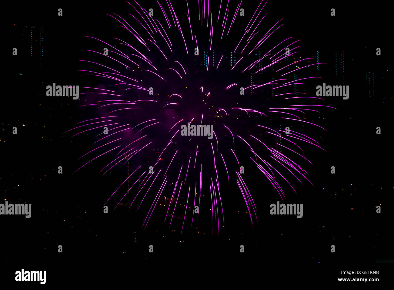 single magenta pink fireworks burst Stock Photo - Alamy