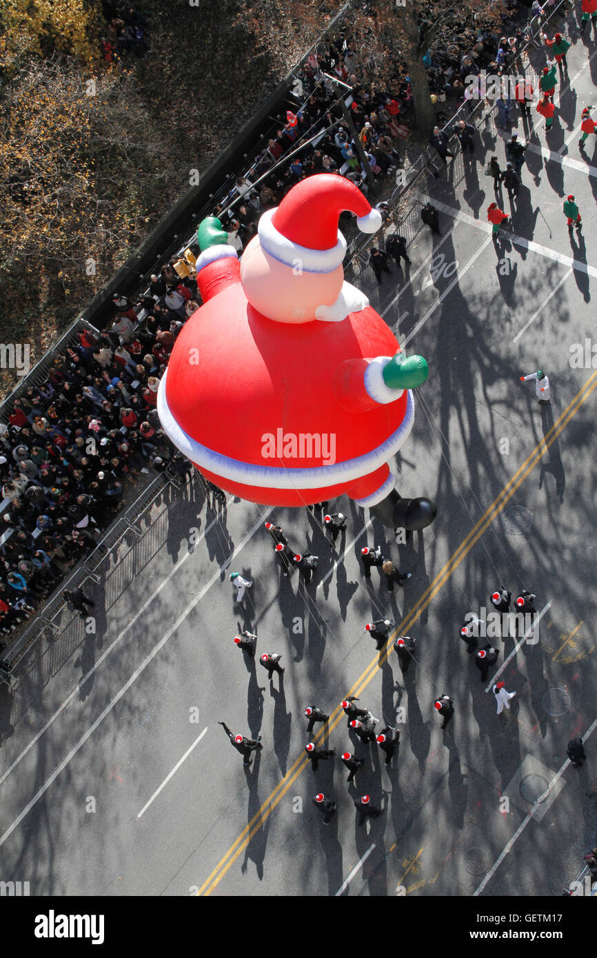 Santa Claus balloon at the Thanksgiving Day parade in New York City ...