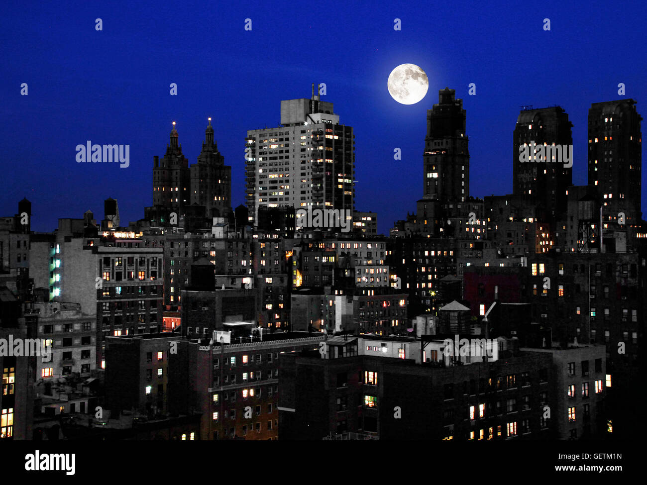 Harvest moon over New York City Stock Photo - Alamy