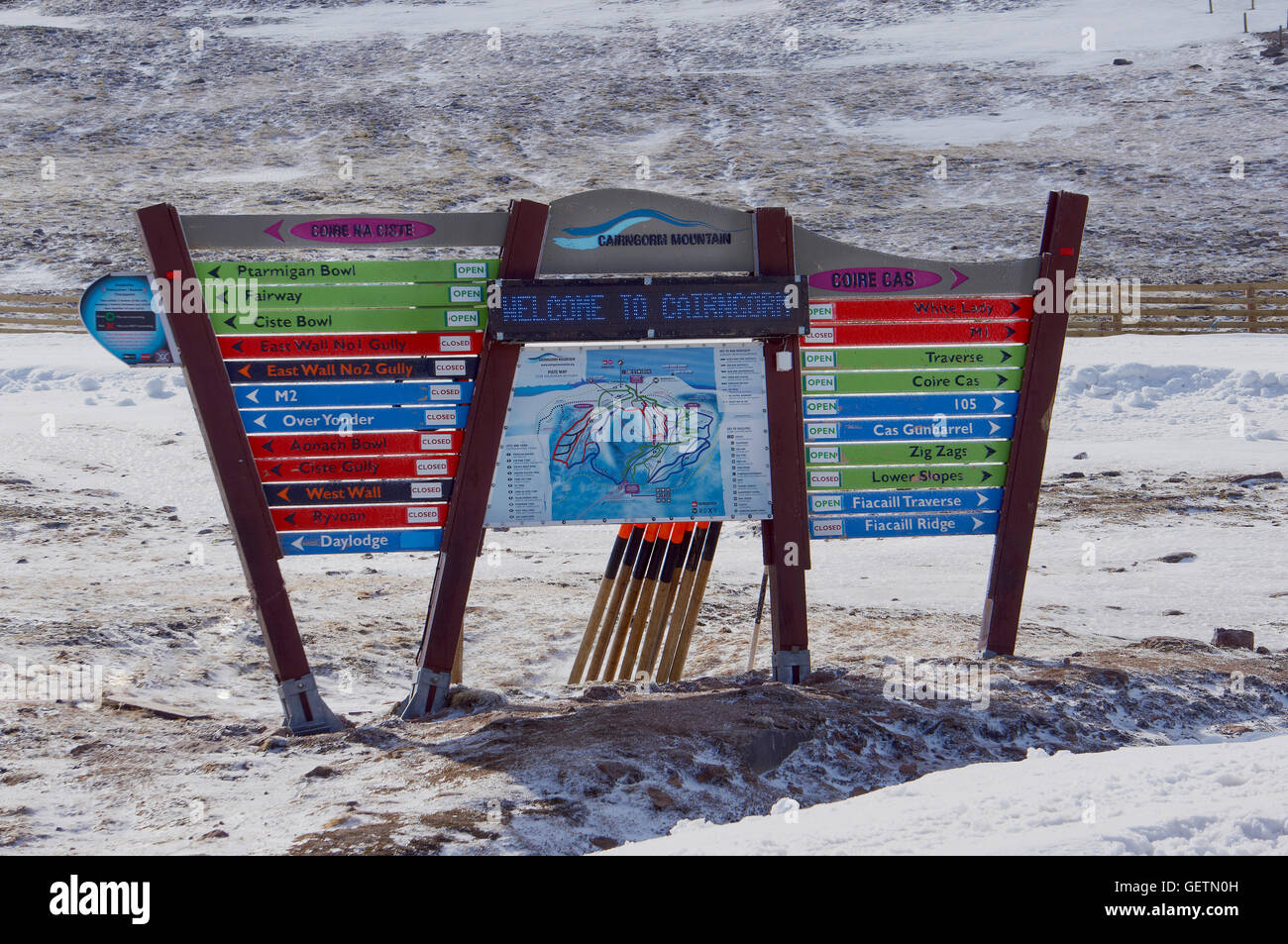 Piste marker sign hi-res stock photography and images - Alamy