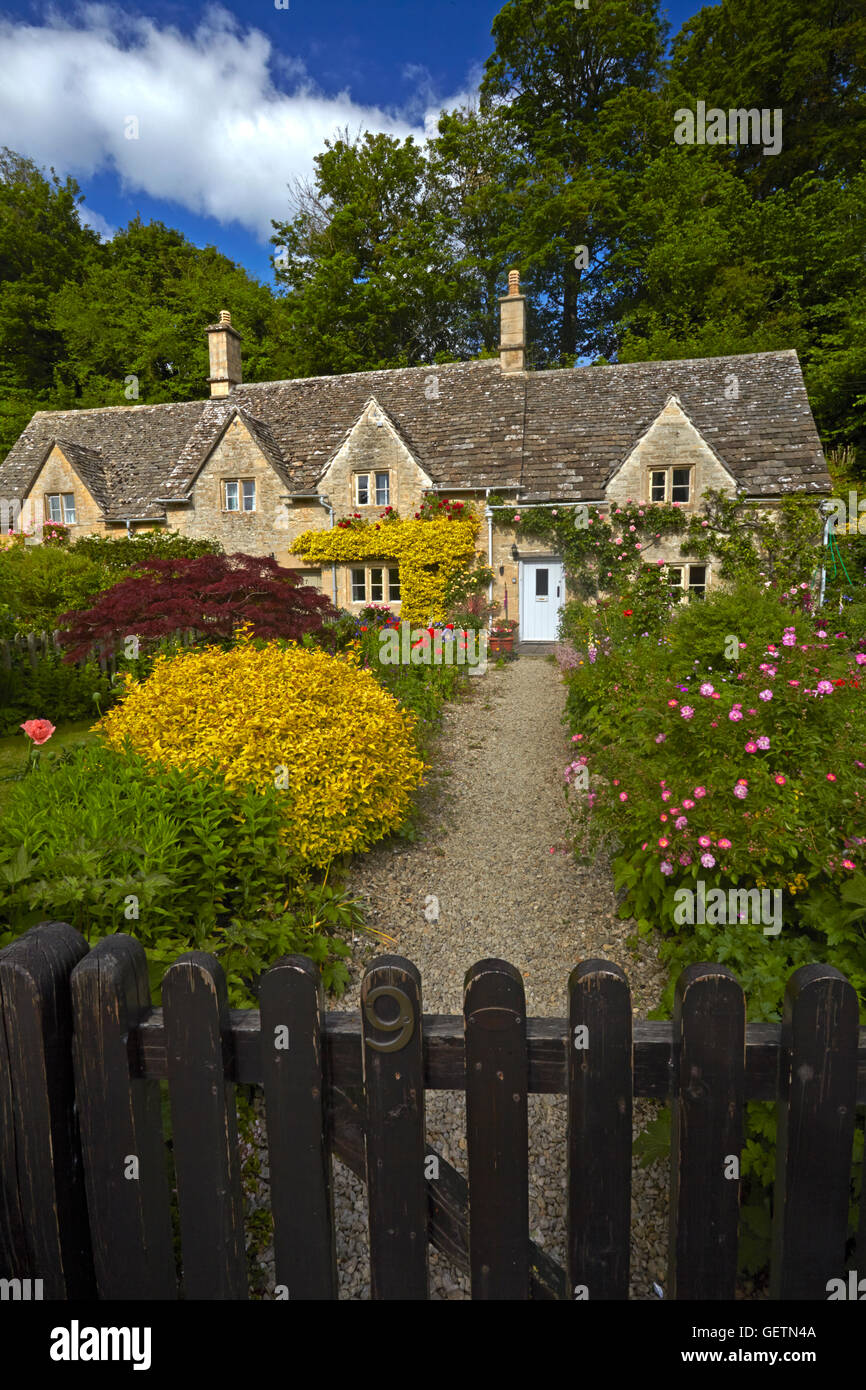 A row of traditional Cotswold cottages in Bibury Stock Photo - Alamy