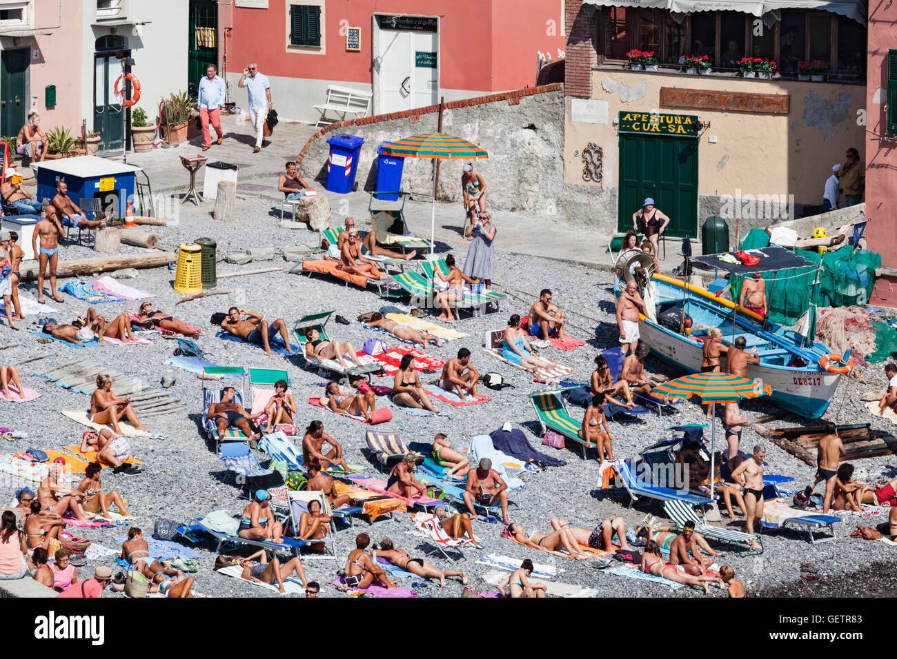 A crowded beach on the Italian Riviera Stock Photo - Alamy