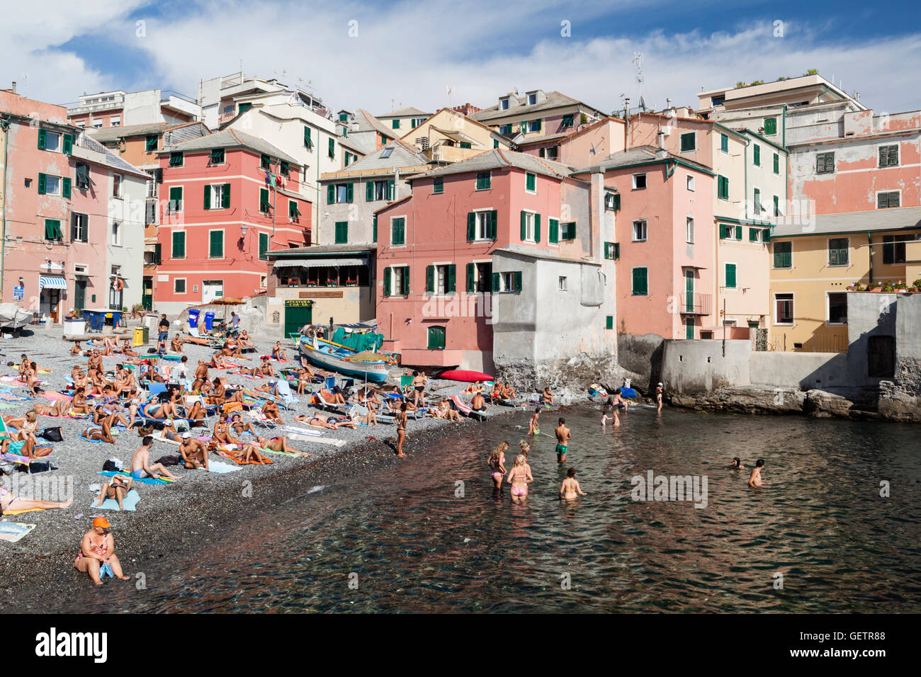 A crowded beach scene on the Italian Riviera Stock Photo - Alamy