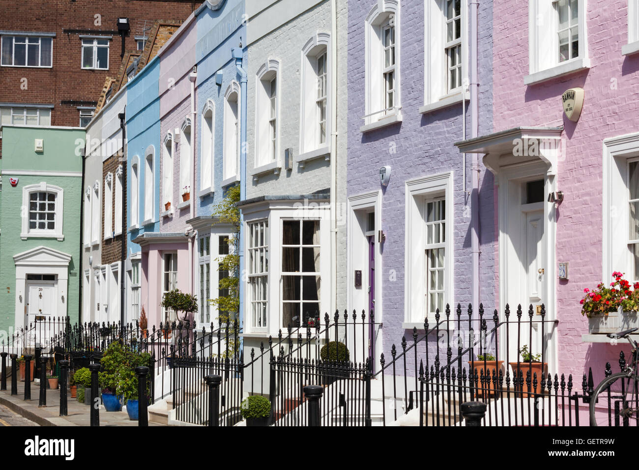 A row of colourful Georgian houses on Bywater Street in Chelsea Stock ...