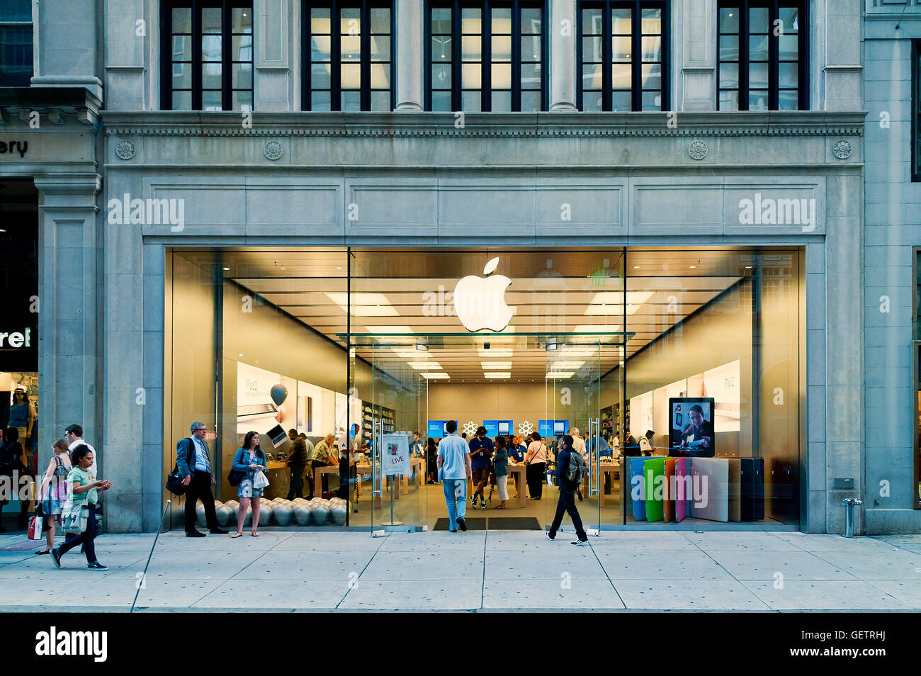 Exterior of Apple store Stock Photo - Alamy