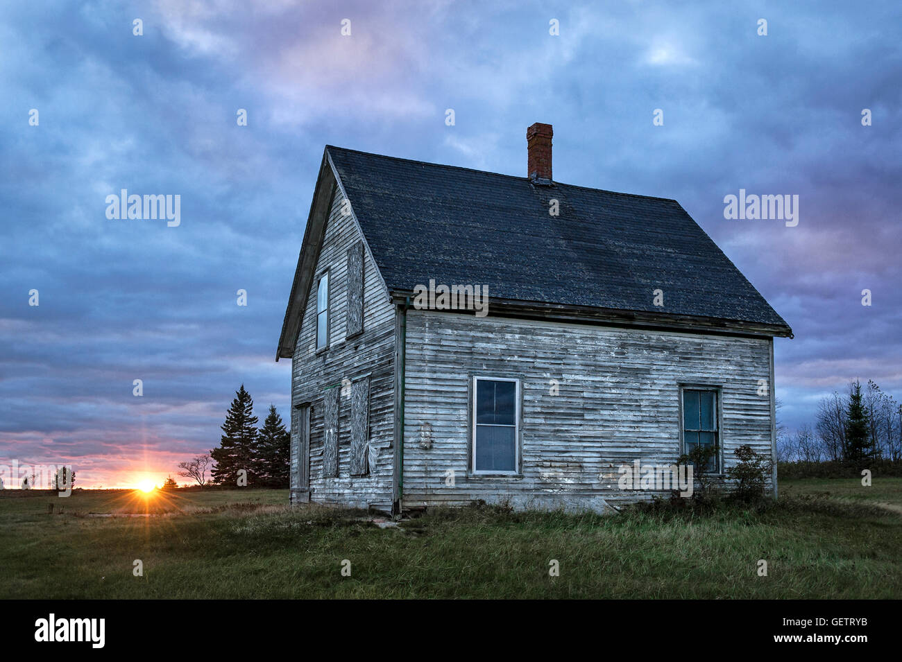 Abandoned house in disrepair Stock Photo - Alamy
