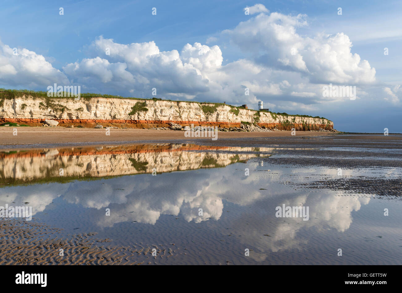 A view of the beach and cliffs at Old Hunstanton Stock Photo - Alamy