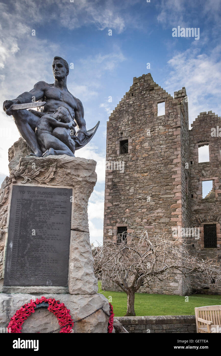 Maclellan's Castle and war memorial in Kirkcudbright in Scotland Stock ...