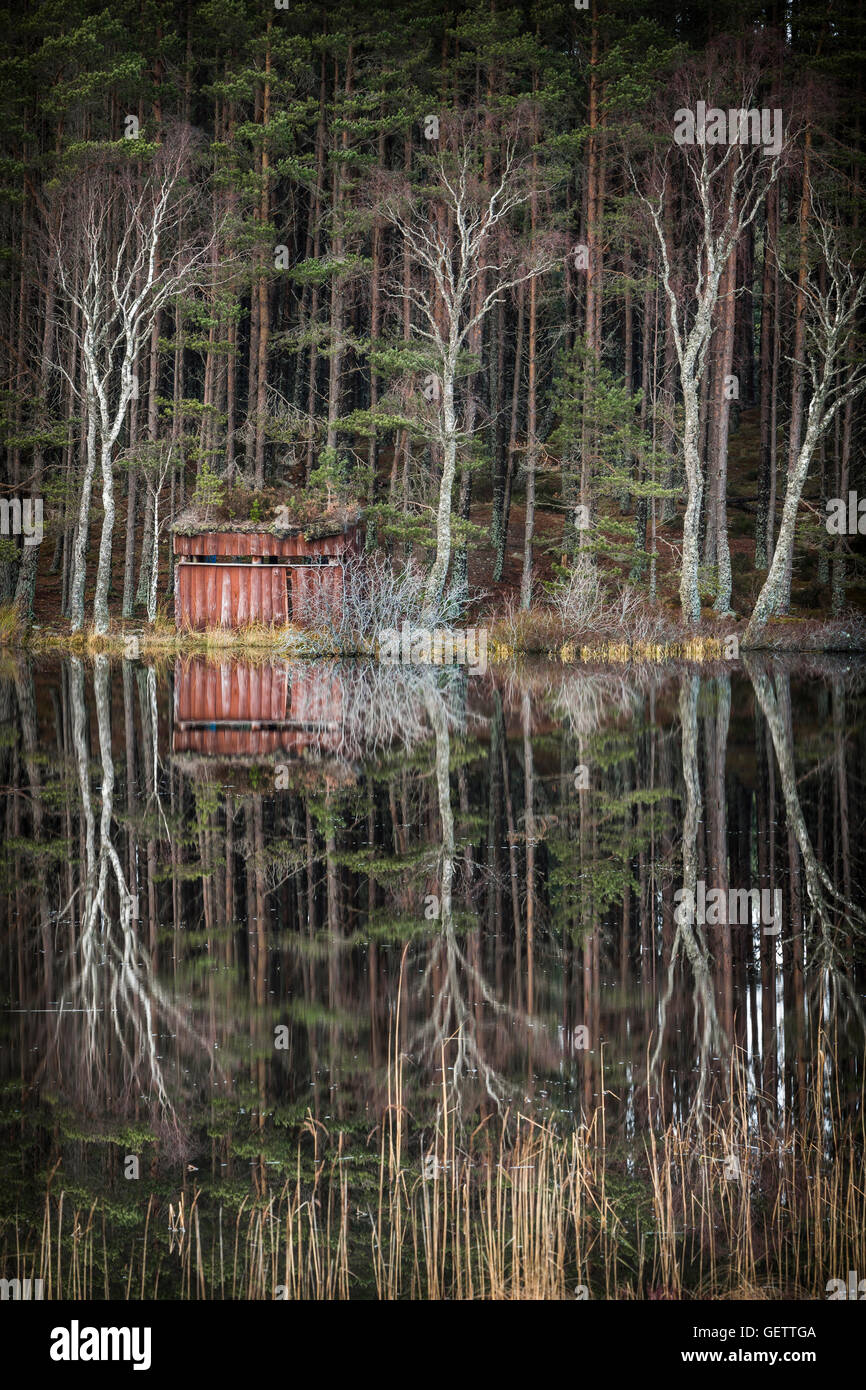 Nature hide on Uath Lochan in Glen Feshie Stock Photo - Alamy