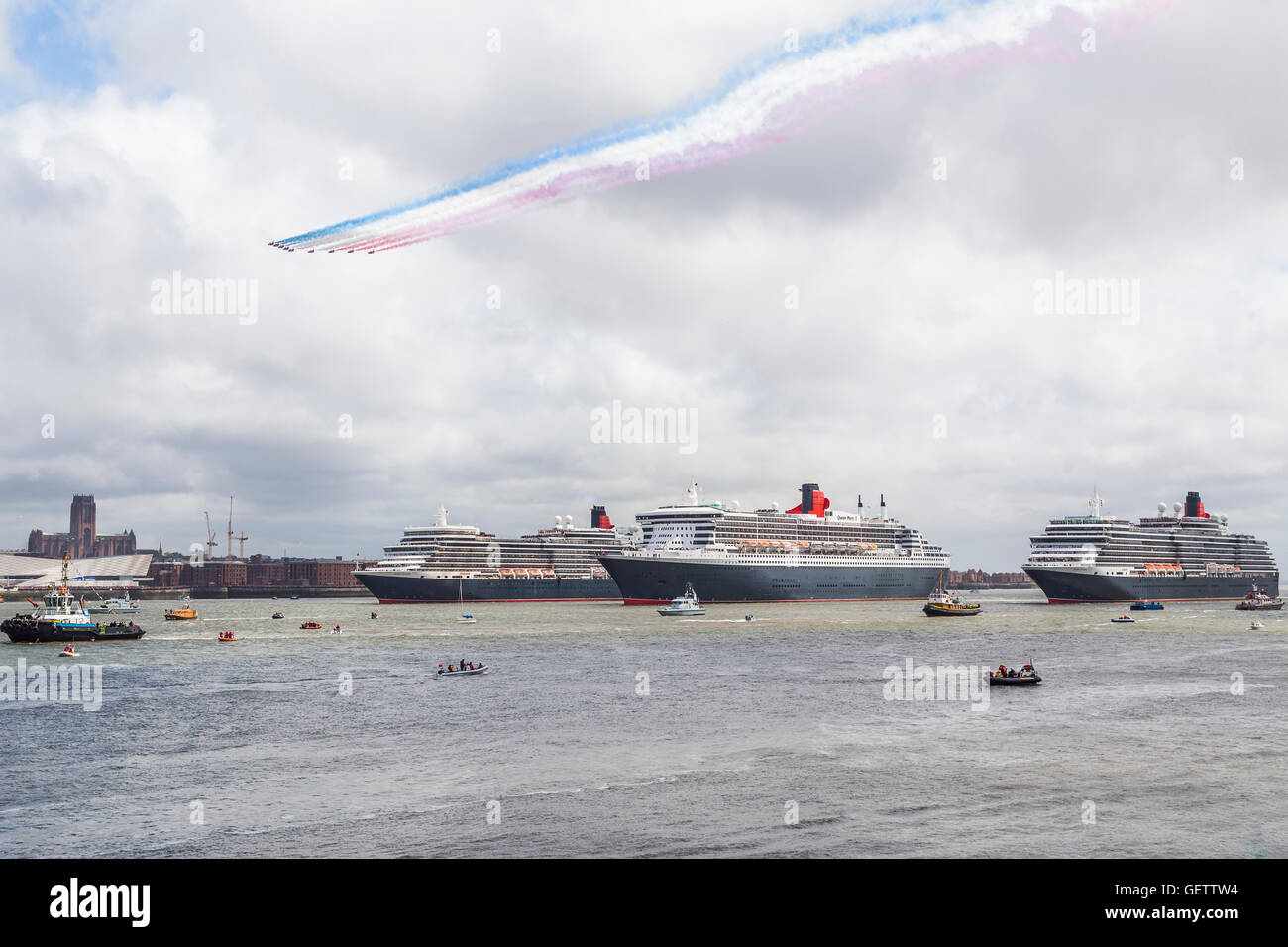 Passing ships hi-res stock photography and images - Alamy