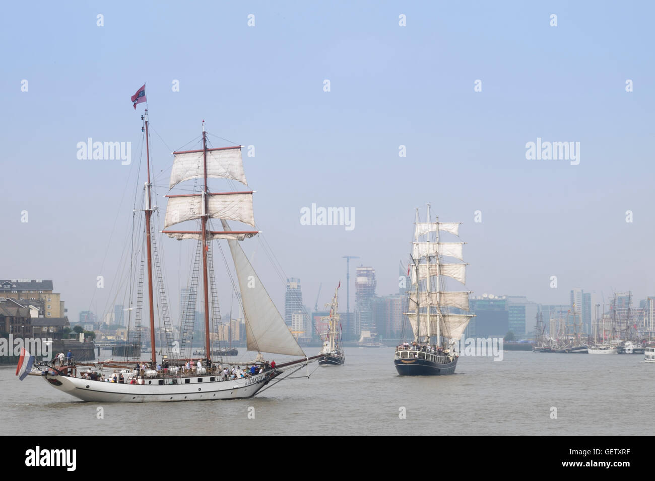 Ships in london hi-res stock photography and images - Alamy