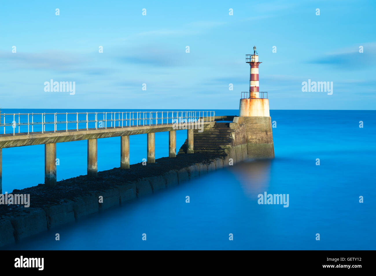 Lighthouse at the end of Amble pier Stock Photo - Alamy