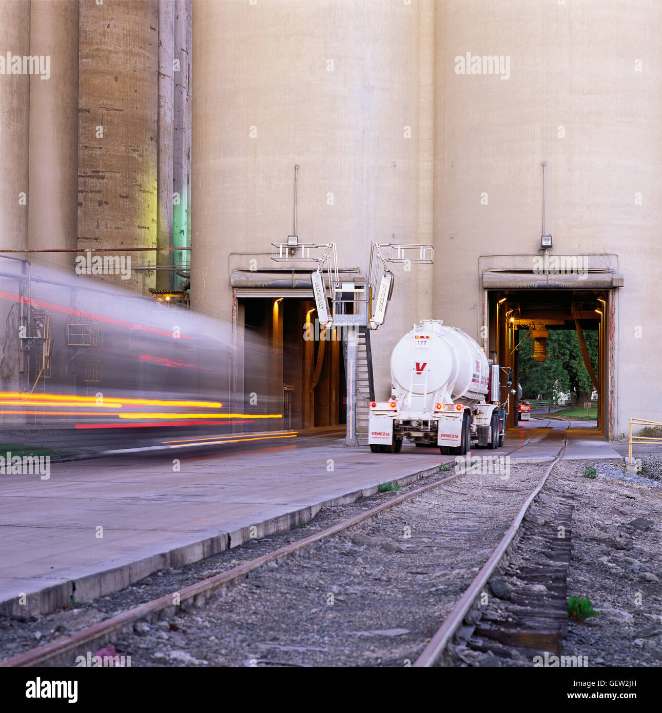 Tractor trailer pulling silo cement hi-res stock photography and images ...