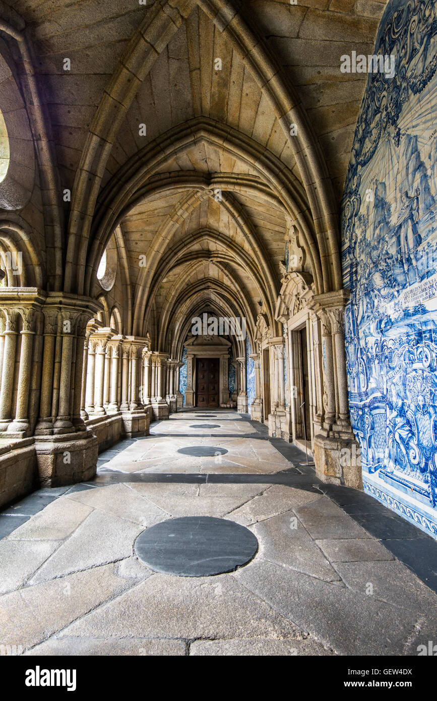Gothic cathedral cloister hi-res stock photography and images - Alamy