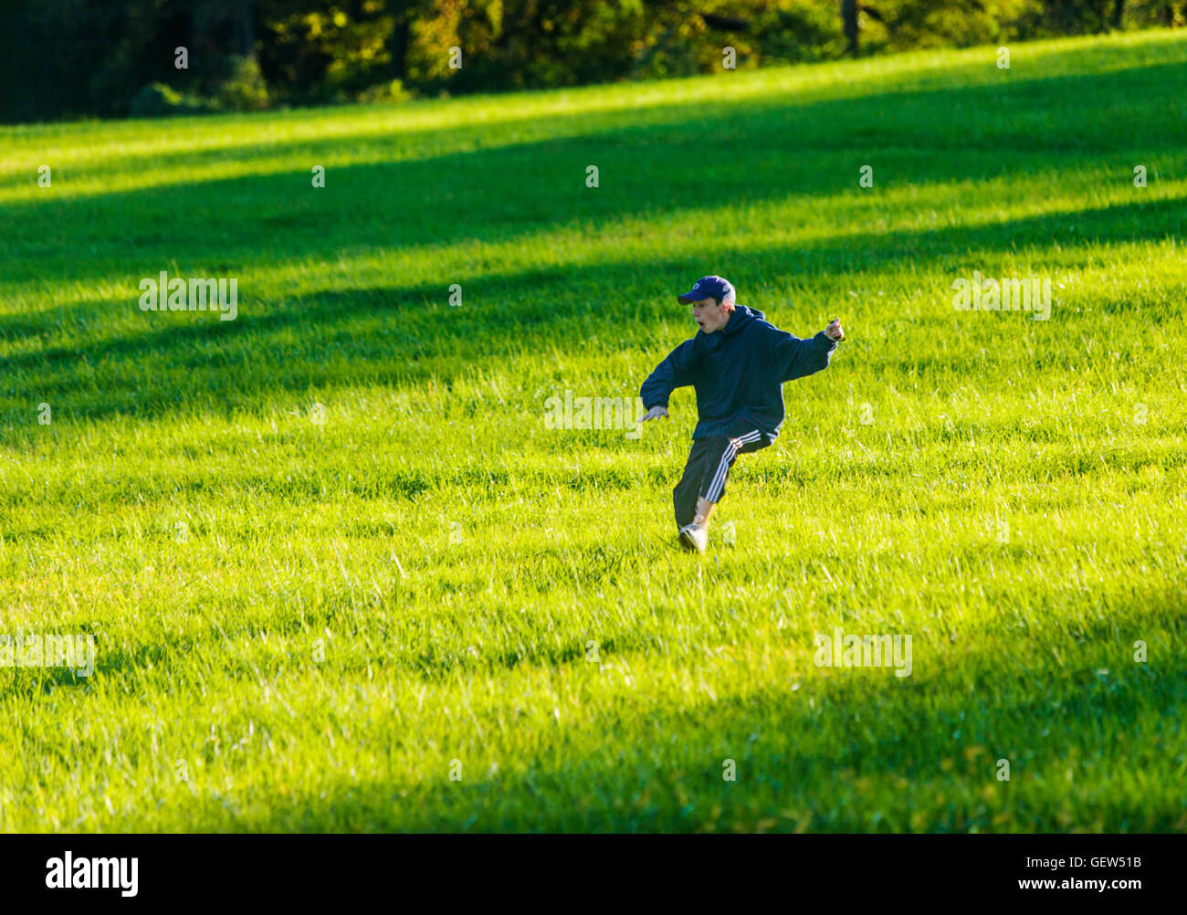 Boy in a grassy field hi-res stock photography and images - Alamy
