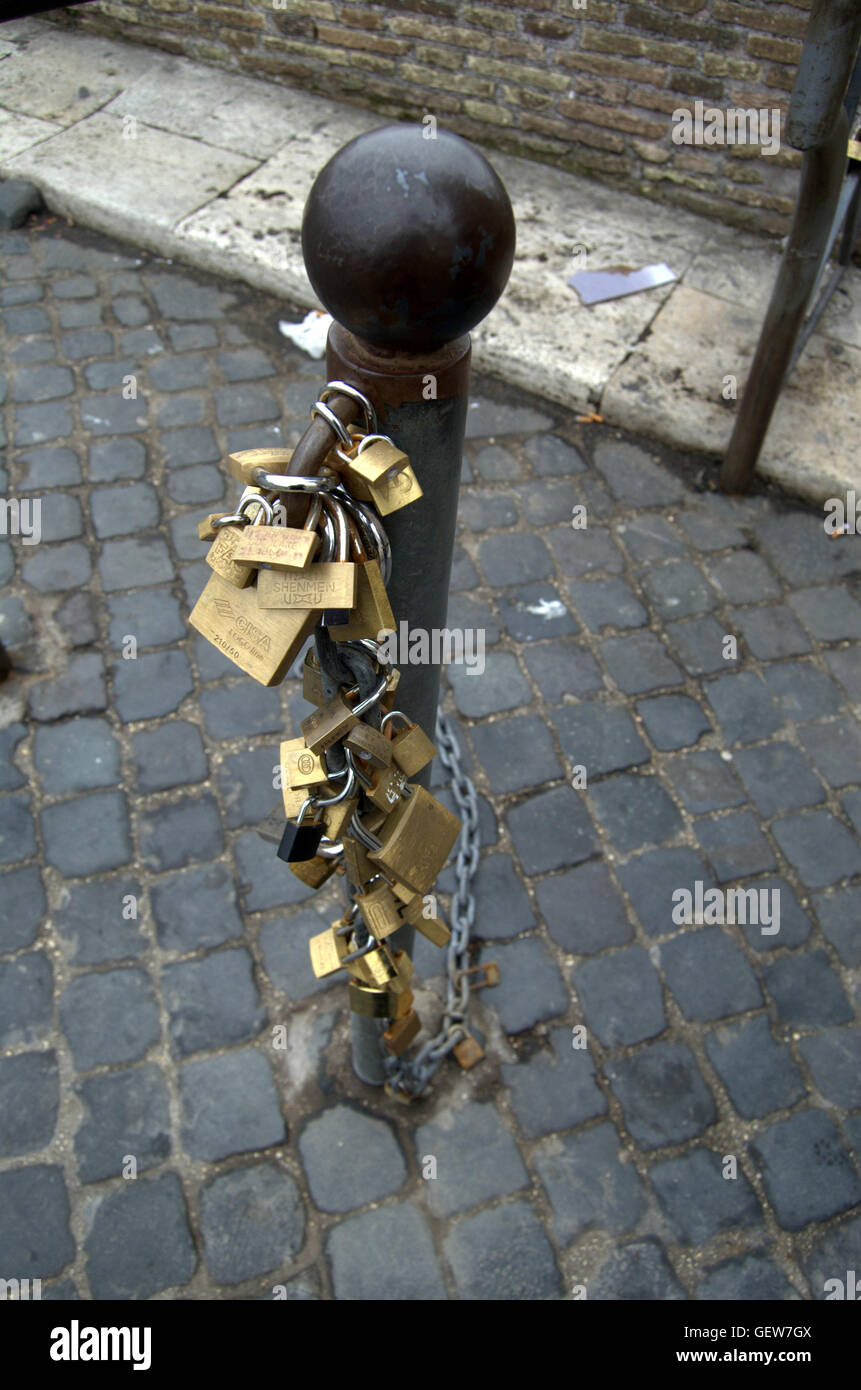 Locks on bollard on Ponte Milvio Bridge, Rome Stock Photo - Alamy