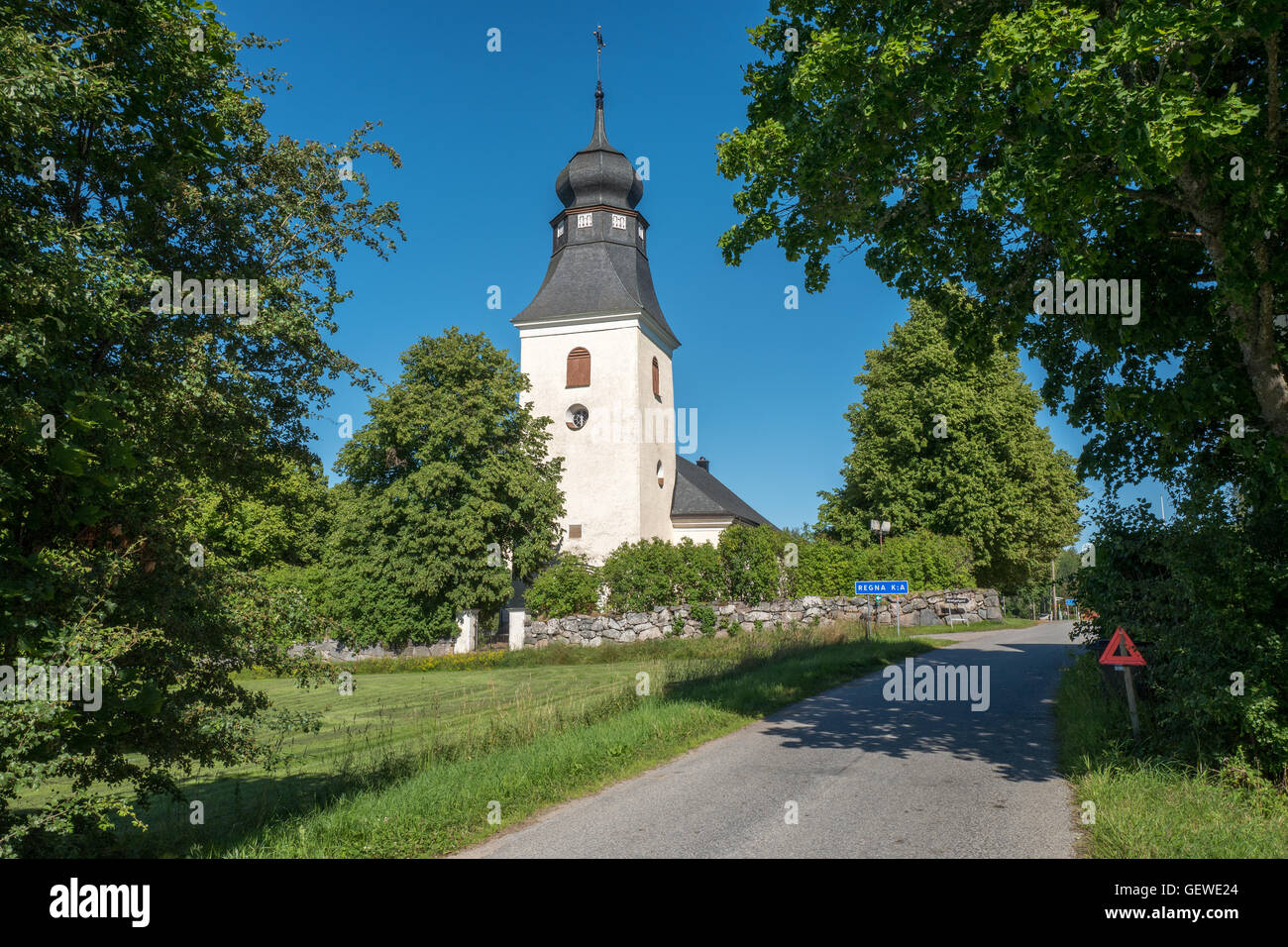Abandoned countryside church hi-res stock photography and images - Alamy