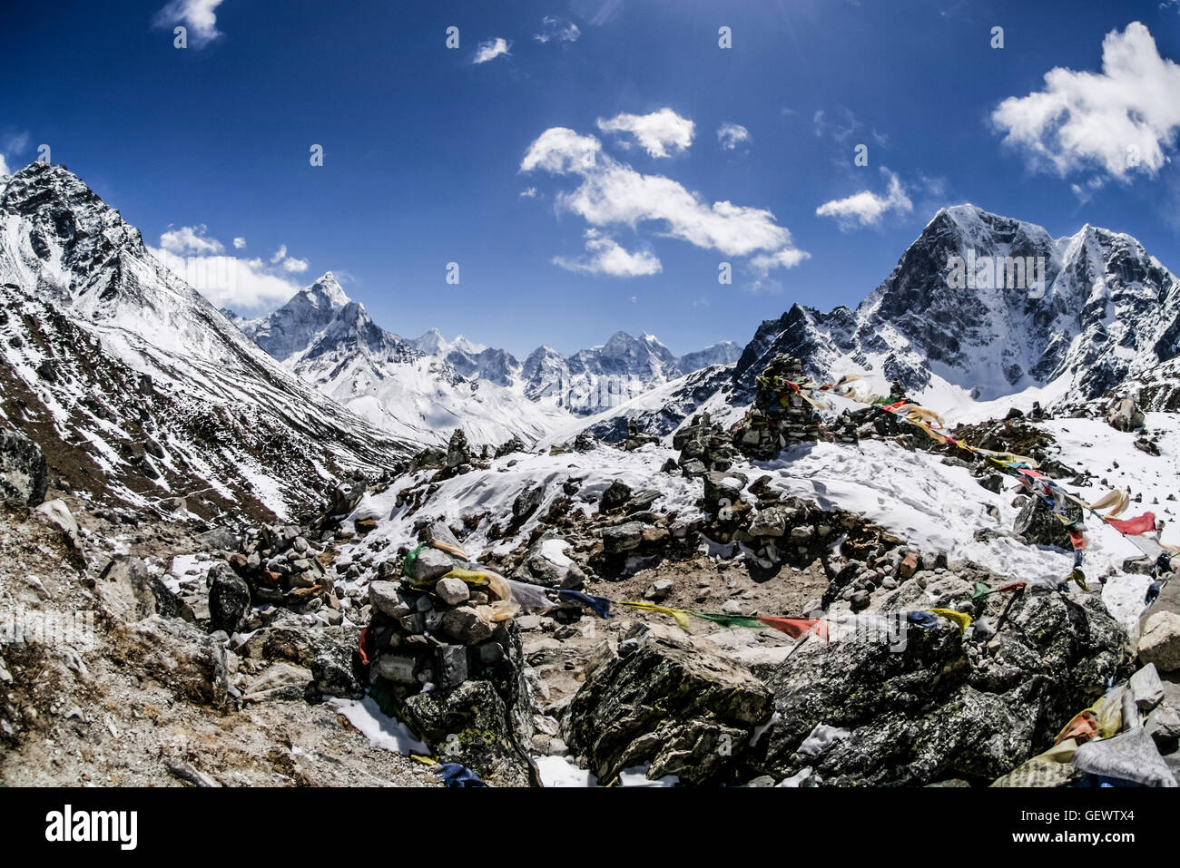 Snow covered mountains in the Himalayas Stock Photo - Alamy