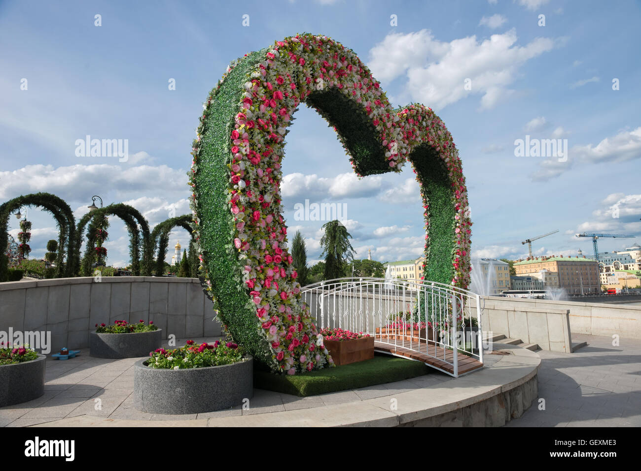 Moscow bridge bench reconciliation hi-res stock photography and images ...