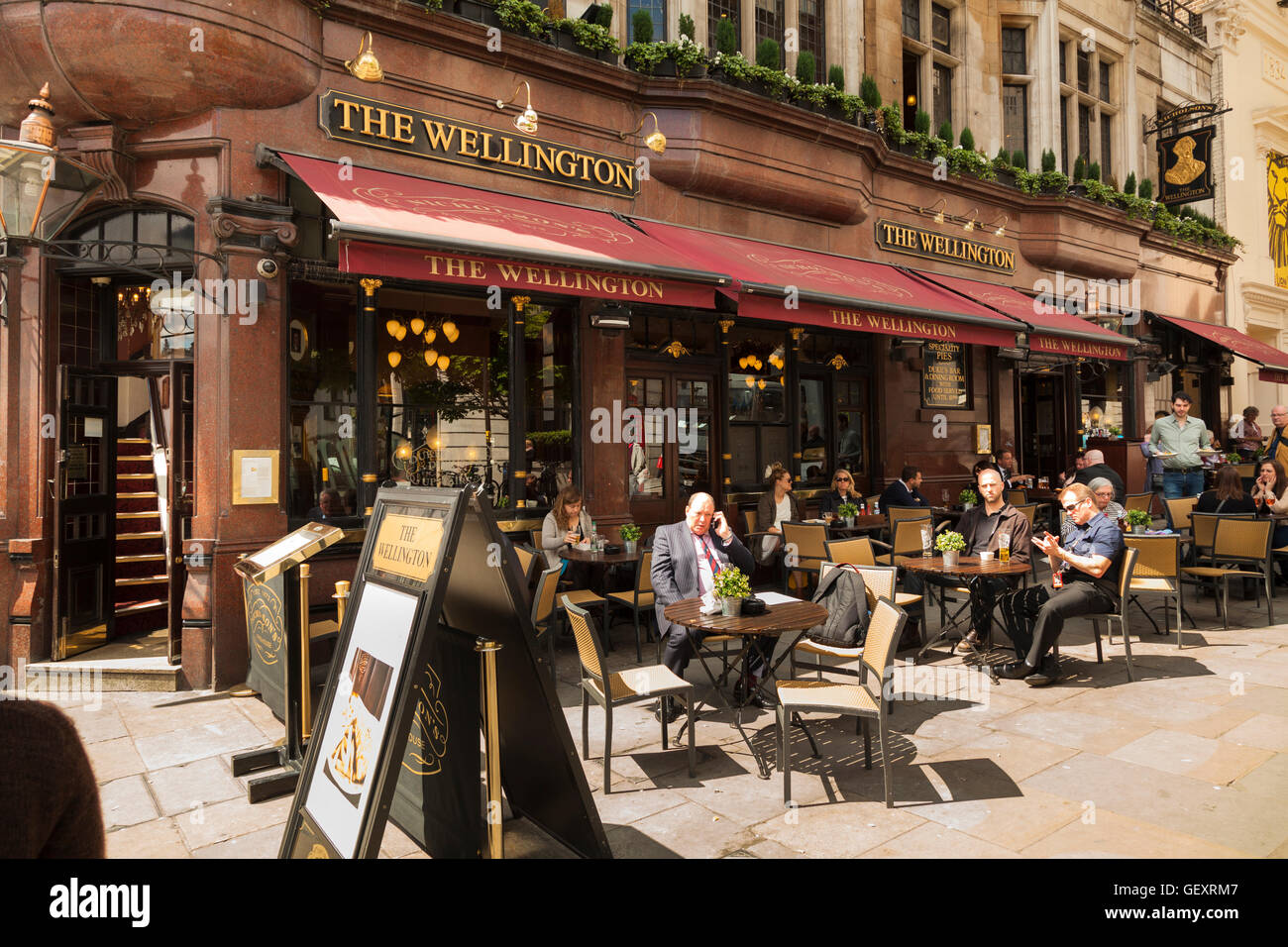 Tavern sitting outside pub in london hi-res stock photography and ...