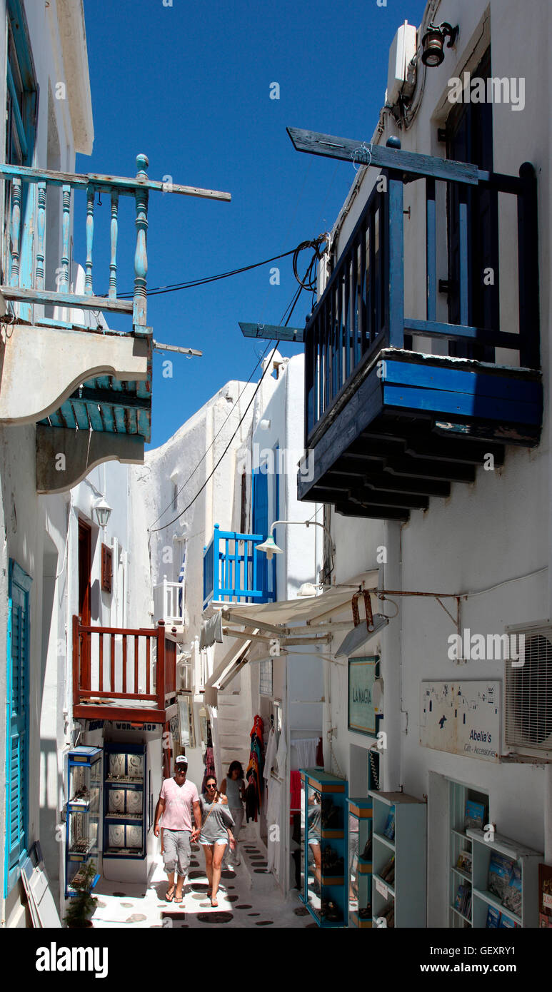 Shopping alley on the Greek island of Mykonos Stock Photo - Alamy
