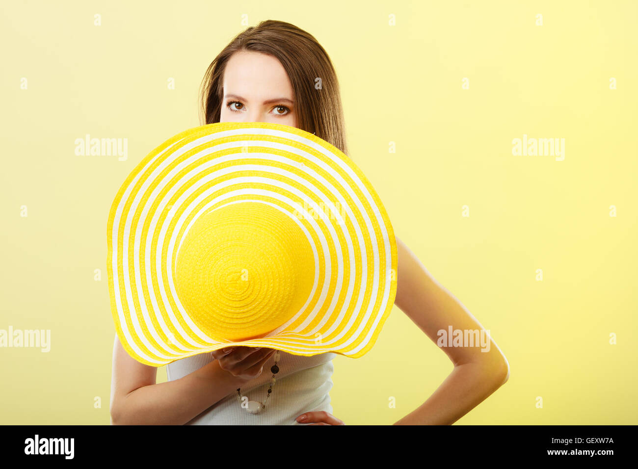 Woman big hat covering face hi-res stock photography and images - Alamy
