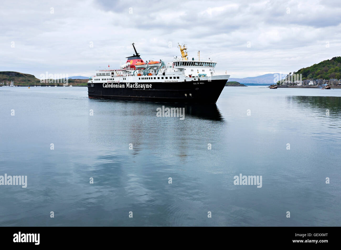 A ferry coming into Oban harbour Stock Photo - Alamy