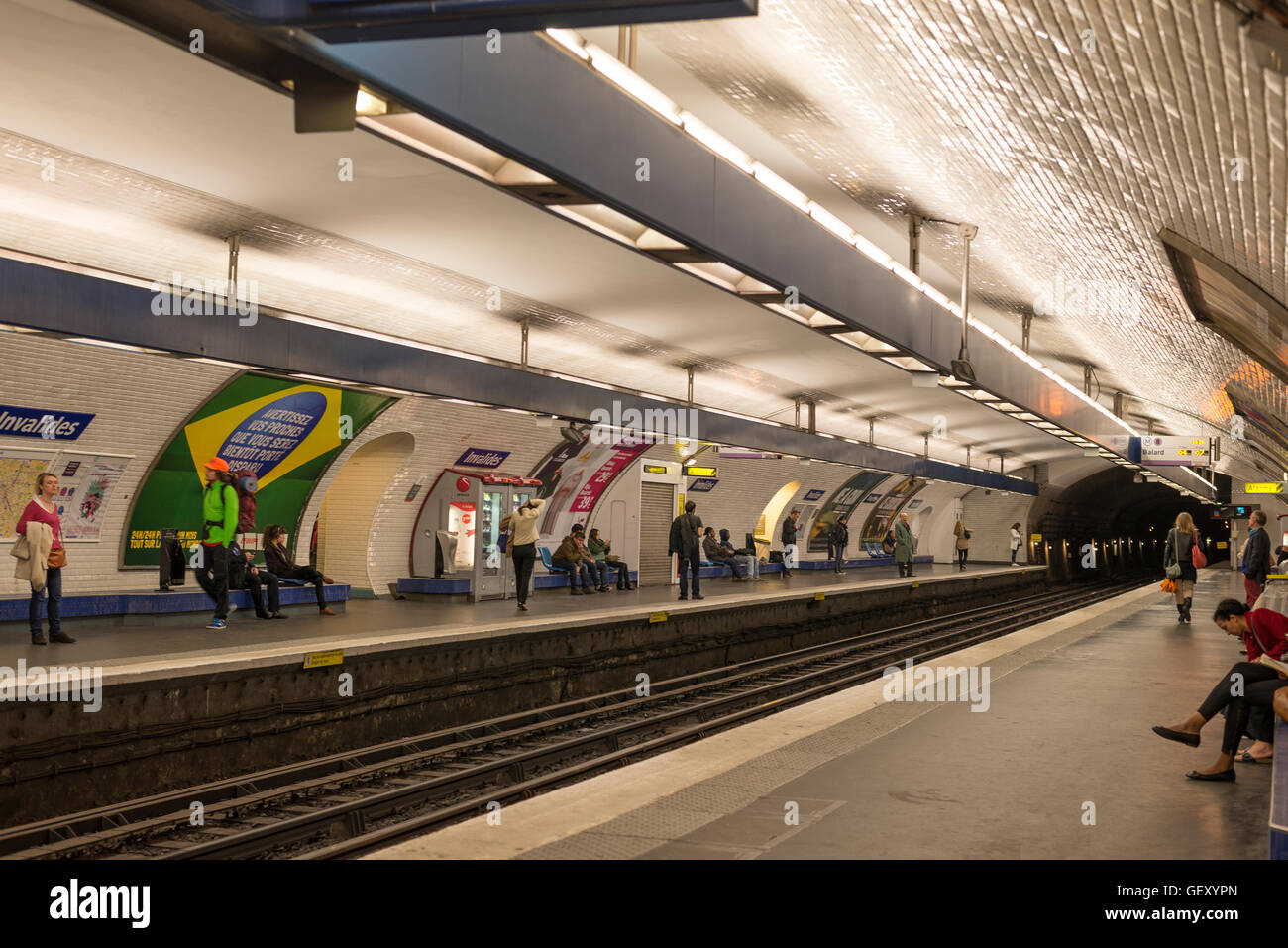 Metro platform hi-res stock photography and images - Alamy
