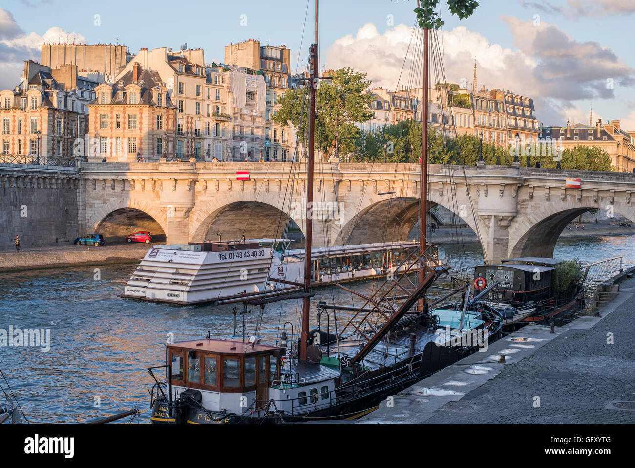 Central paris hi-res stock photography and images - Alamy