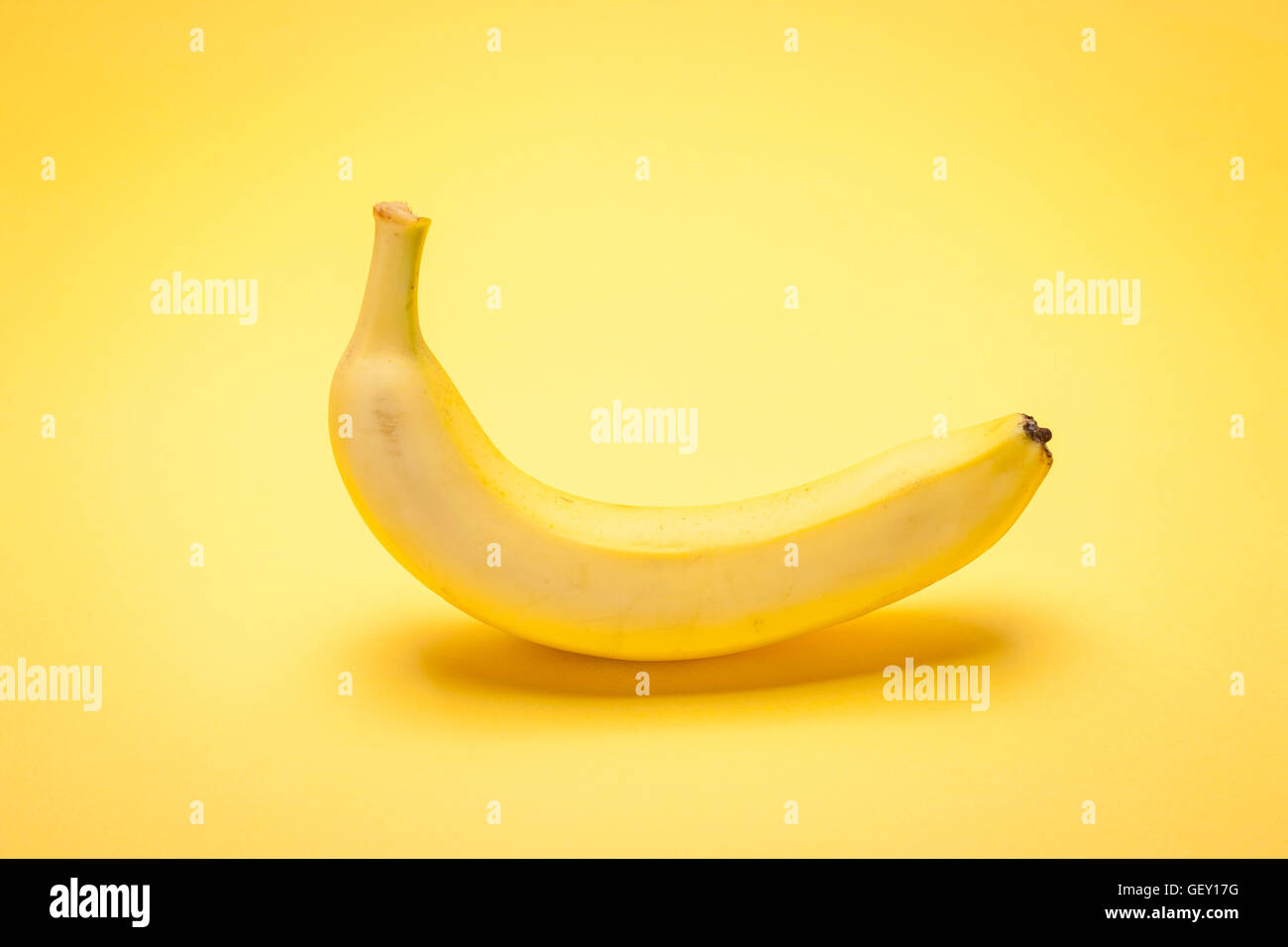 One yellow banana hi-res stock photography and images - Alamy
