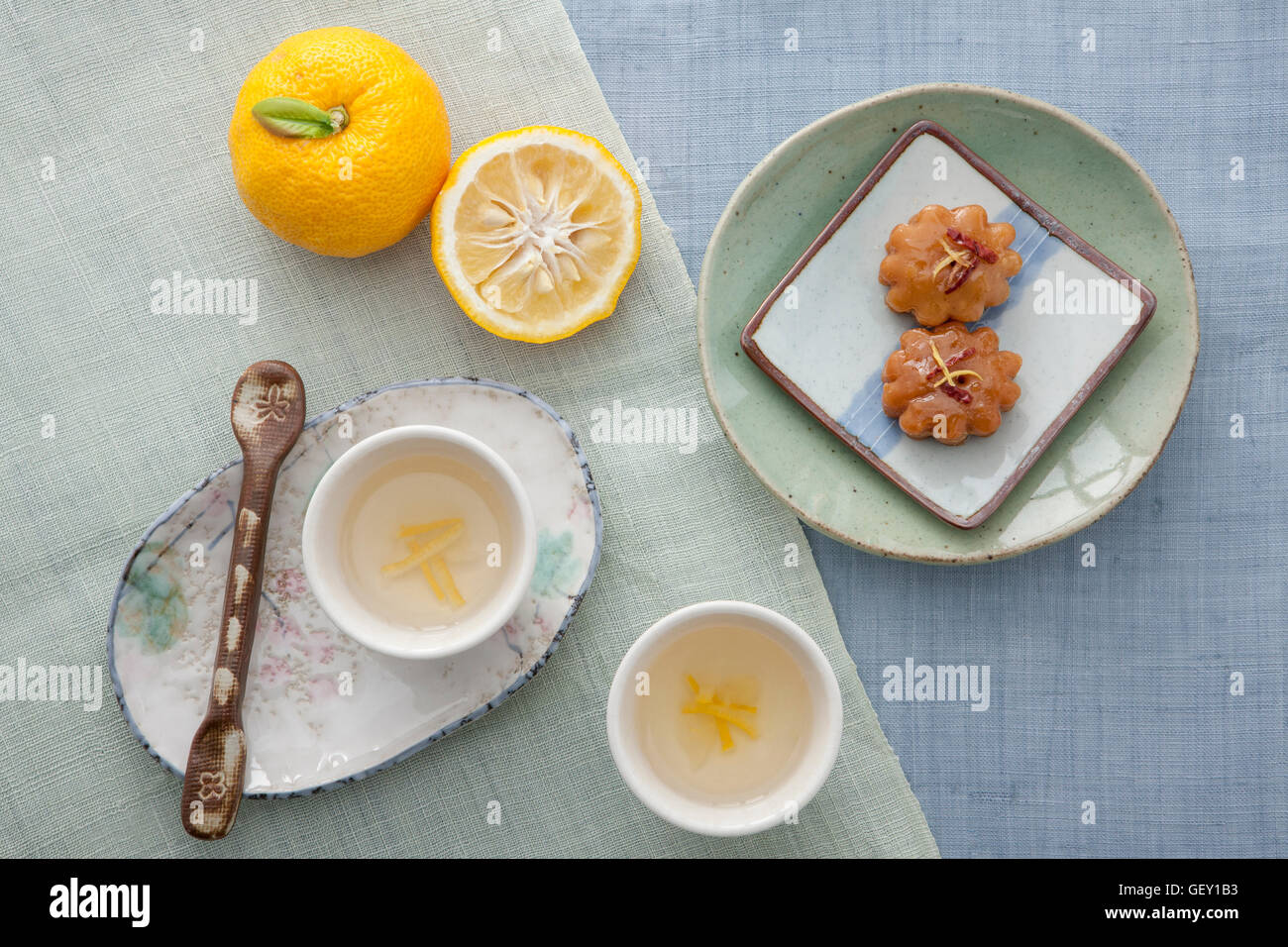 Traditional Korean cookies and citrus tea Stock Photo - Alamy