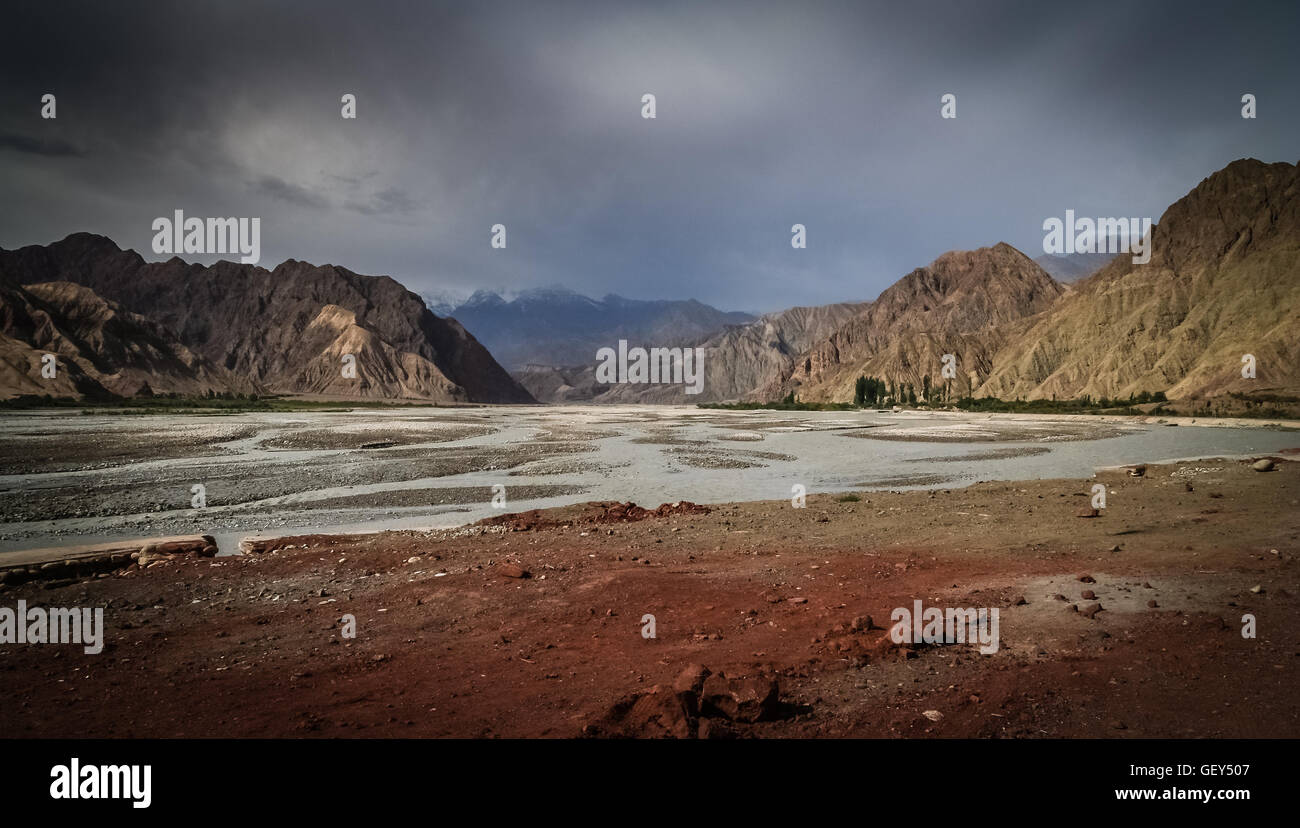 Wide river valley in the Karakorum mountains, Xinjang, China Stock ...
