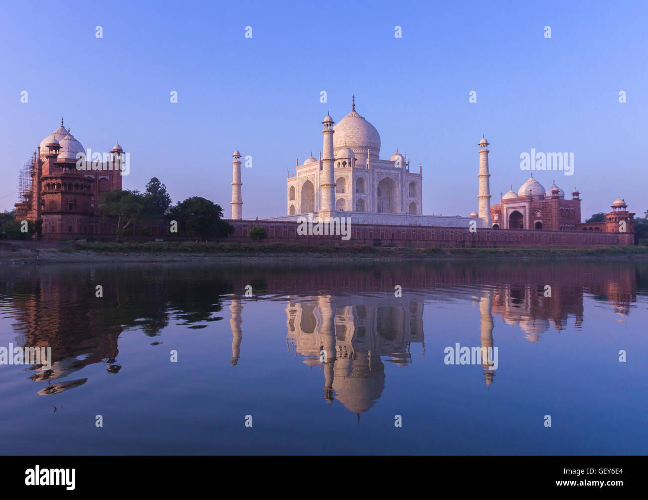 Taj Mahal during sunrise with reflection Stock Photo - Alamy