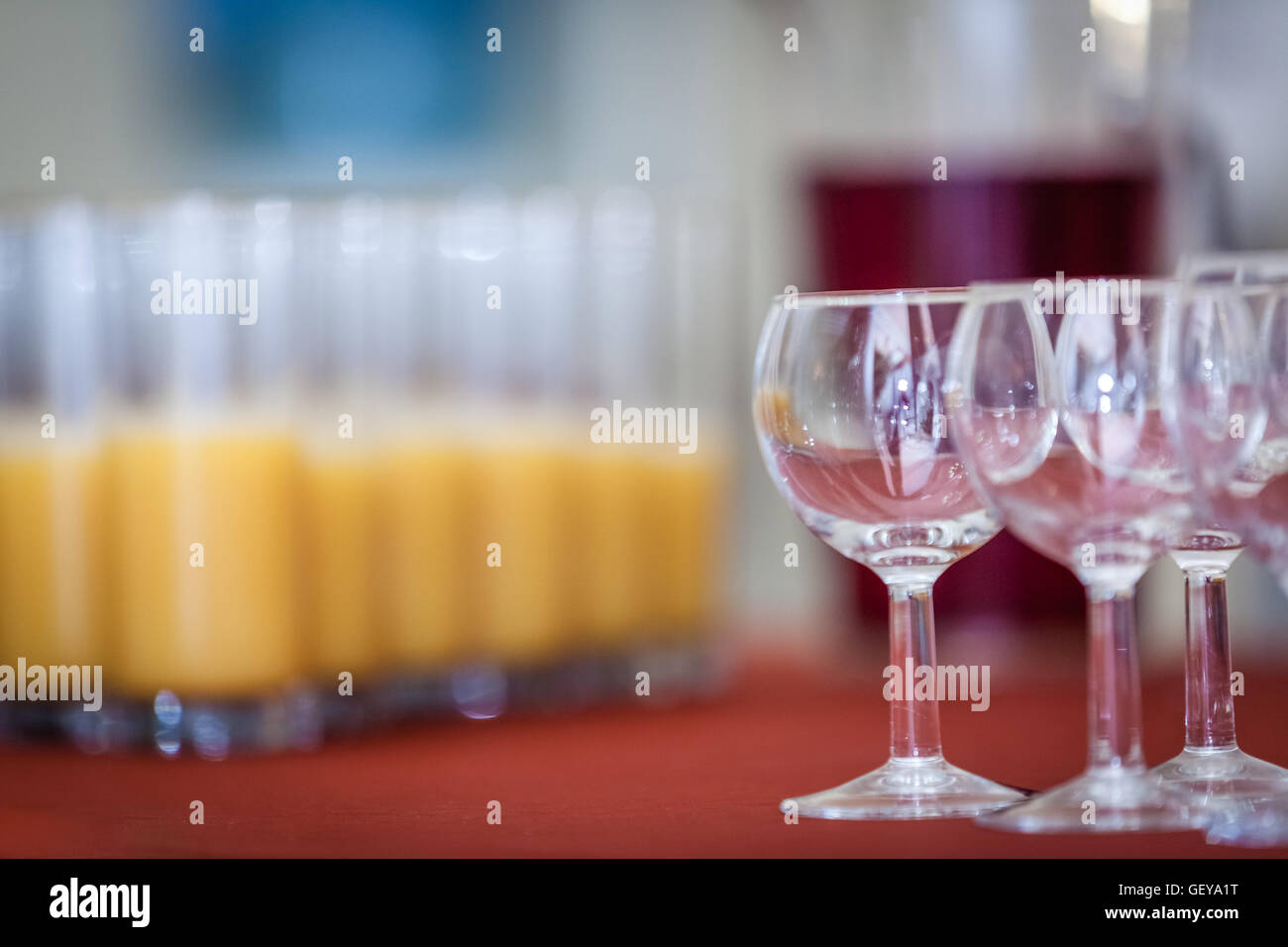 Drinks reception hi-res stock photography and images - Alamy