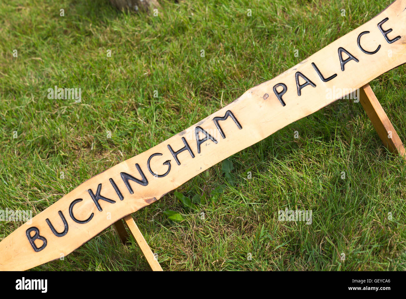 Buckingham palace plaque hi-res stock photography and images - Alamy