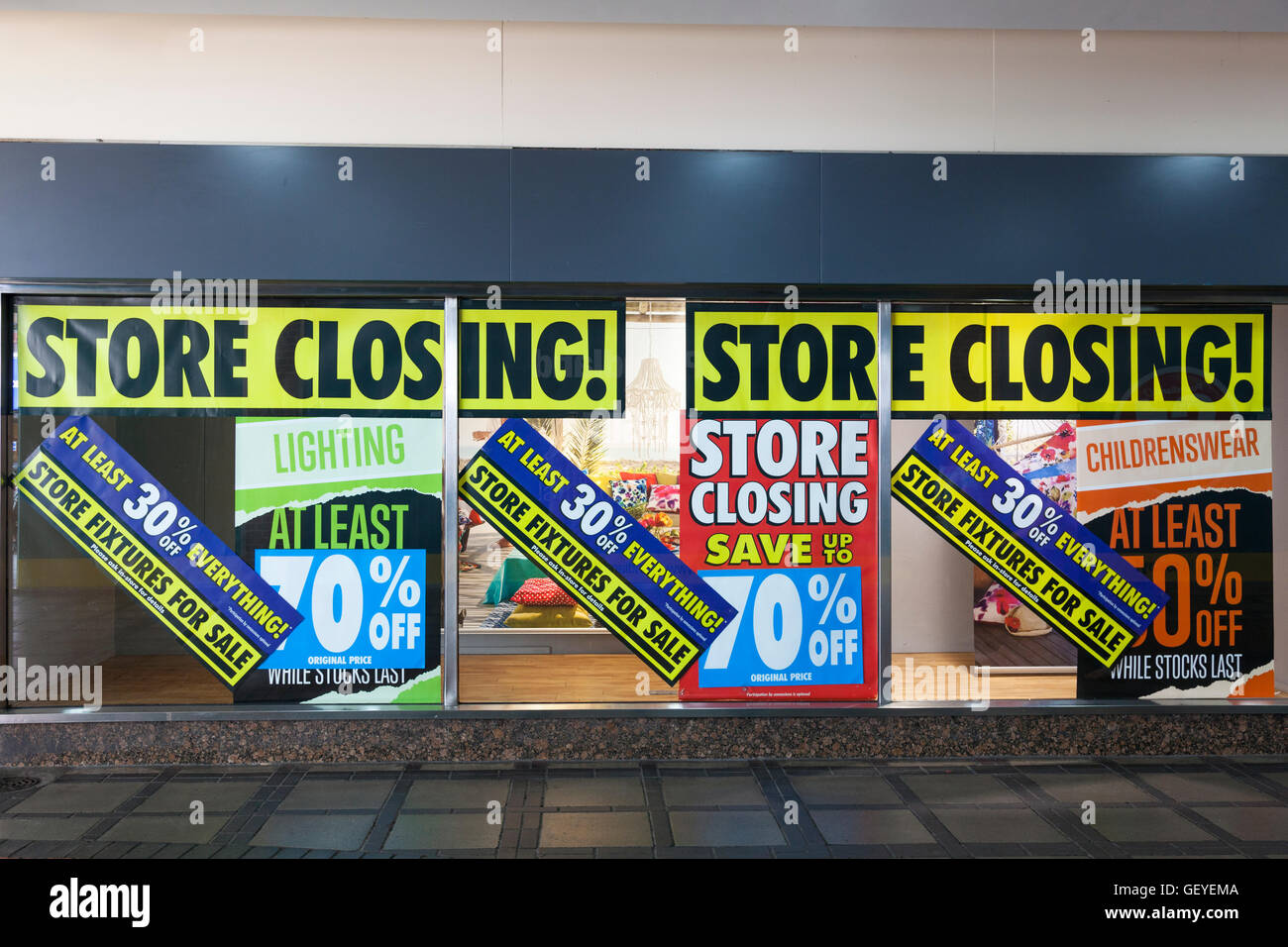 Closing down signs posters shop hi-res stock photography and images - Alamy