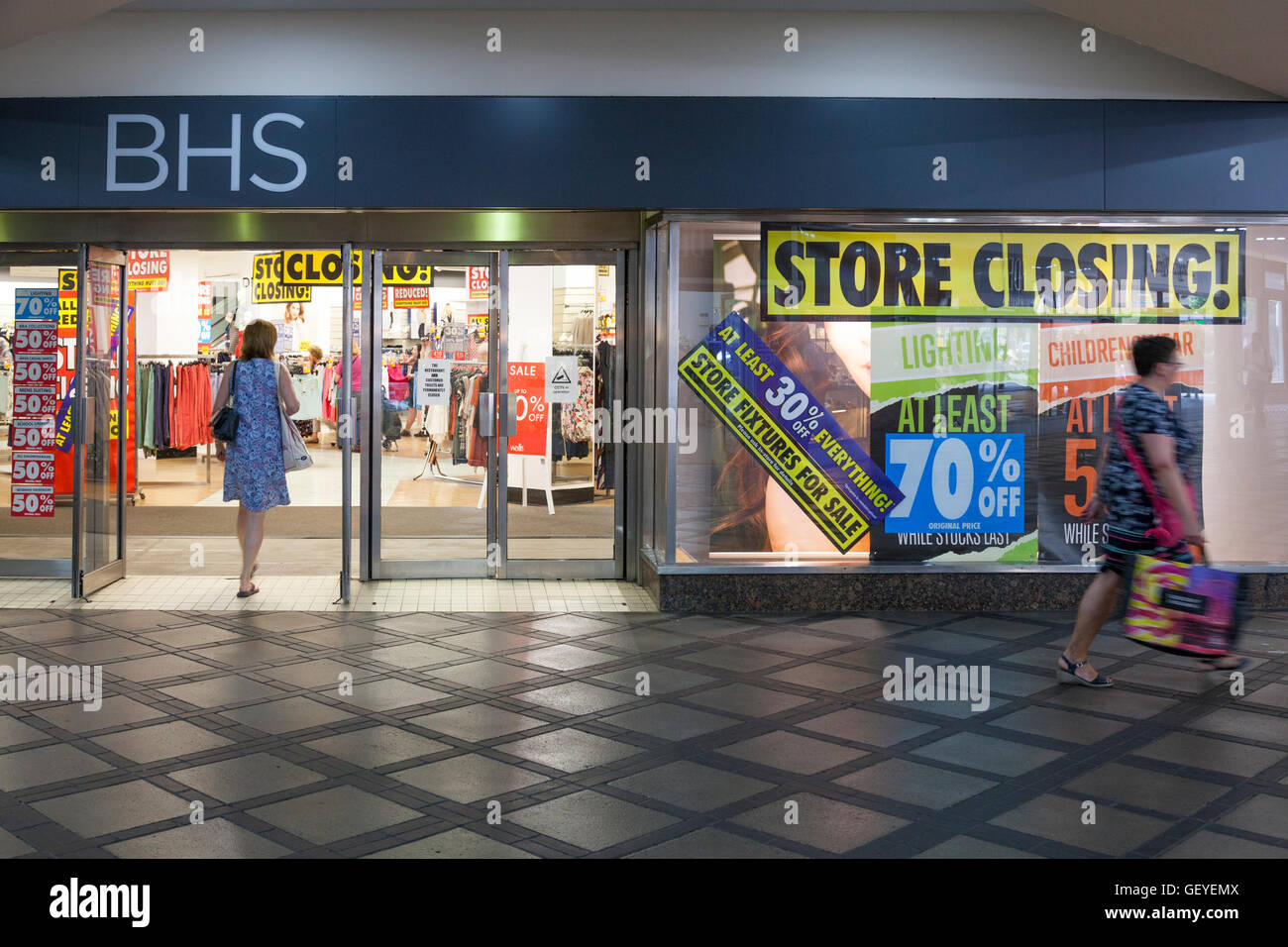 Closing down signs posters shop hi-res stock photography and images - Alamy