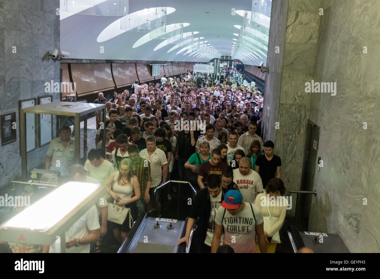 Subway rush hour crowd in station hi-res stock photography and images ...